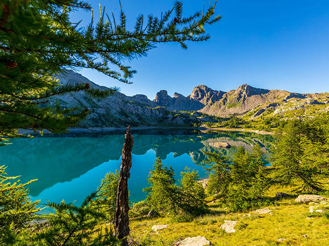 le lac d'allos, lac naturel de montagne, au coeur d'un Parc national