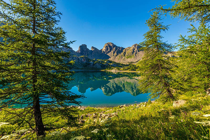 le lac d'allos, lac naturel de montagne, au coeur d'un parc national