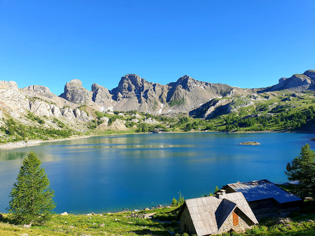 le lac d'allos, lac naturel de montagne, au coeur d'un parc national