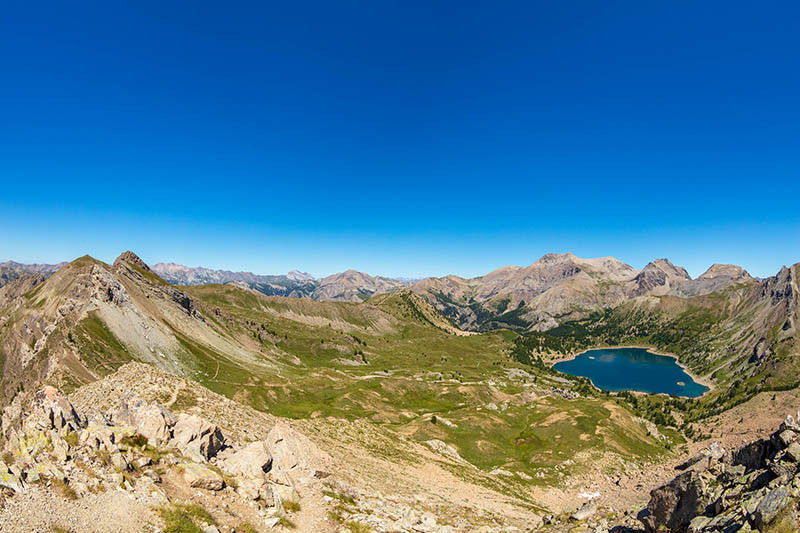le lac d'allos, lac naturel de montagne, au coeur d'un parc national