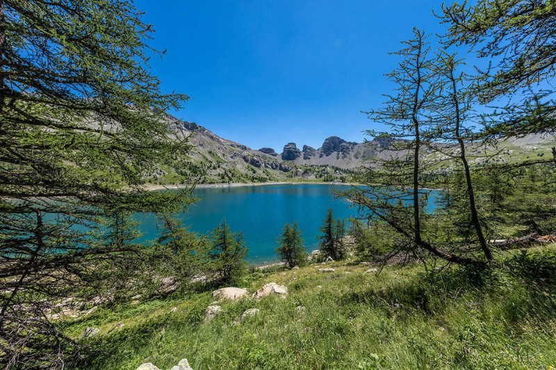 le lac d'allos, lac naturel de montagne, au coeur d'un parc national